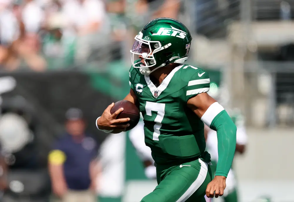 Jets Announce Justin Fields' Playing Status Vs. Baker Mayfield, Buccaneers - Newsweek