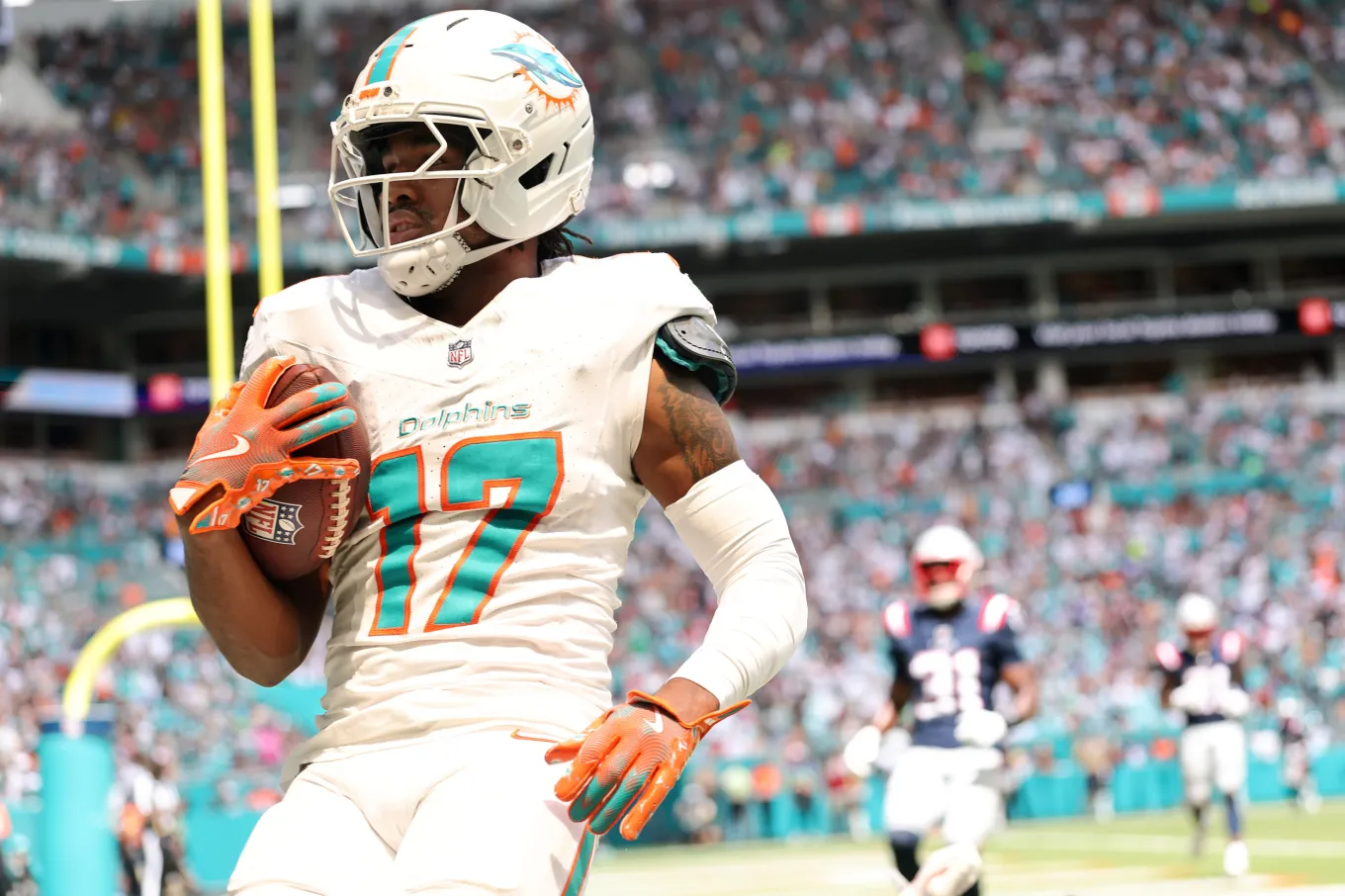 Dolphins' Receive Huge Injury Update on Star WR Jaylen Waddle - Newsweek
