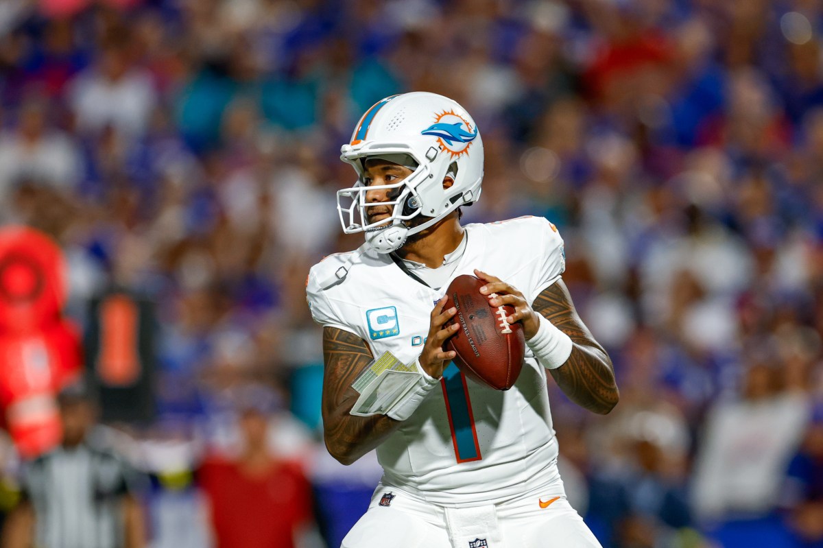 Dolphins' Mike McDaniel Sends Brutally Honest Tua Tagovailoa Message After 0-3 Start - Newsweek