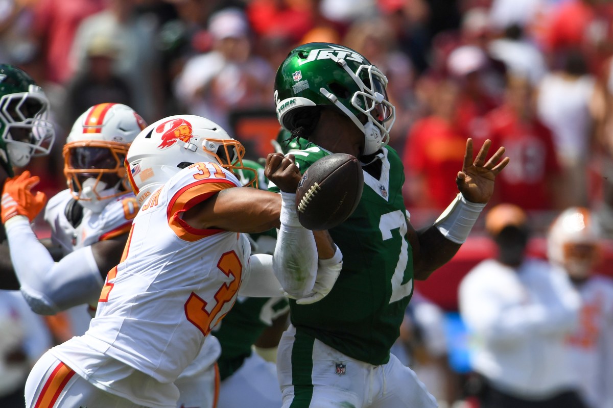 Jets QB Tyrod Taylor 'Under Siege' Against Buccaneers, Insider Says ...
