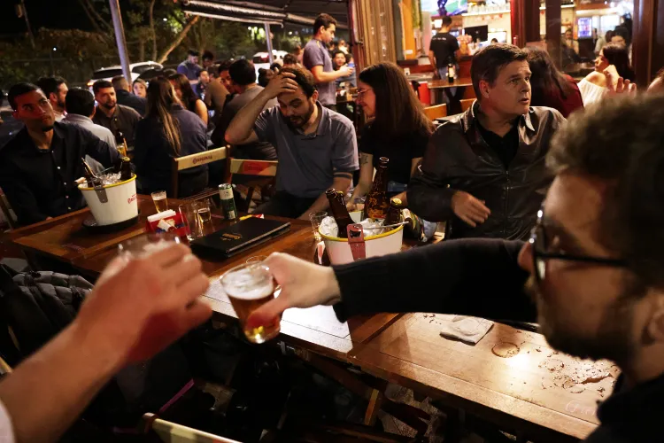 Brazil Health Minister Urges Avoiding Alcohol Amid Methanol Poisoning ...