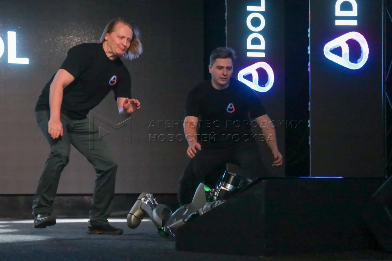 Russia "human" robot falls on stage during debut - Newsweek