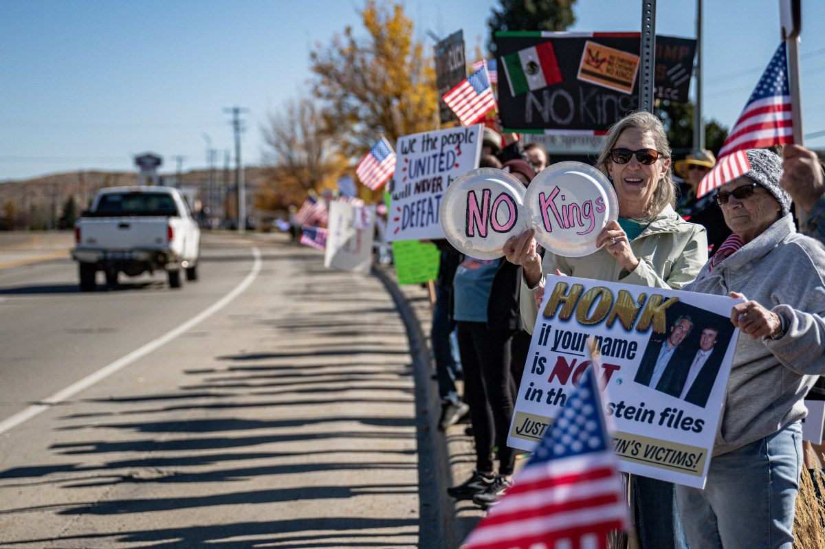 'No Kings' launches anti-ICE Thanksgiving boycott protest - Newsweek