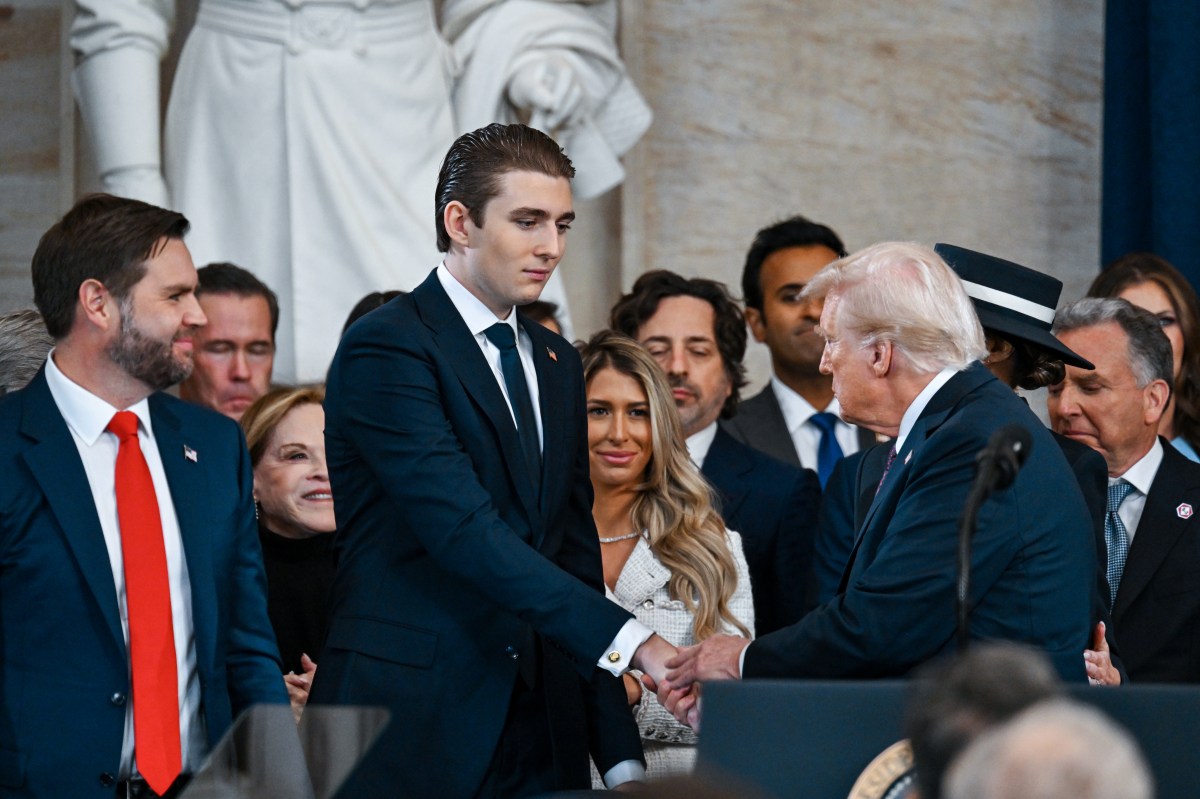 Barron Trump's Thanksgiving appearance with father goes viral - Newsweek