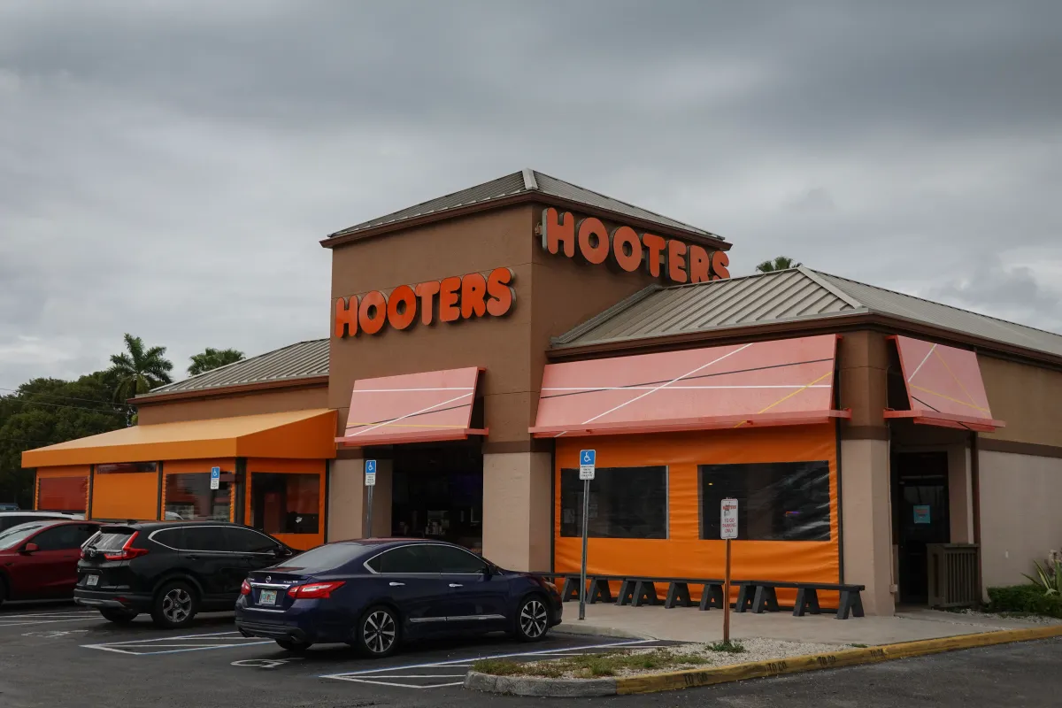 Hooters founders vow ‘reHooterizing’ of chain after regaining full ...