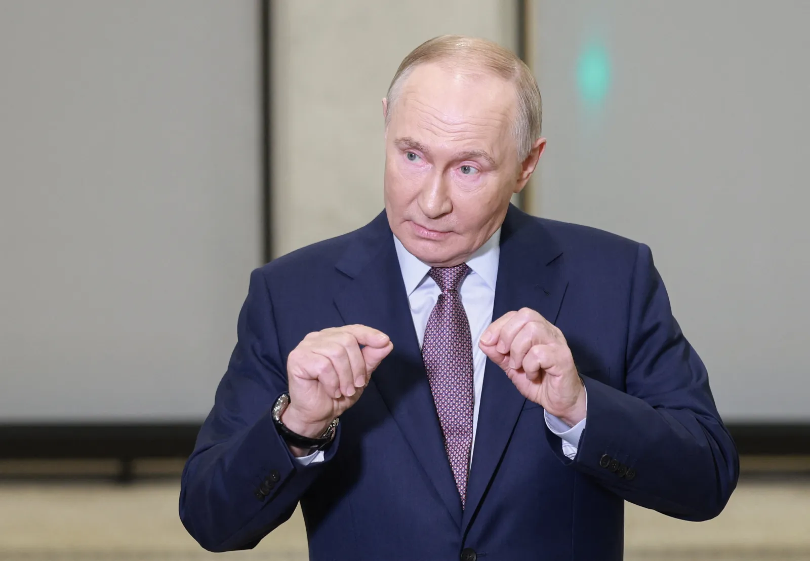 Putin’s hand in viral video sparks health speculation - Newsweek