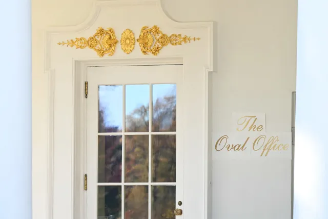 New gold sign spotted at White House raises eyebrows - Newsweek