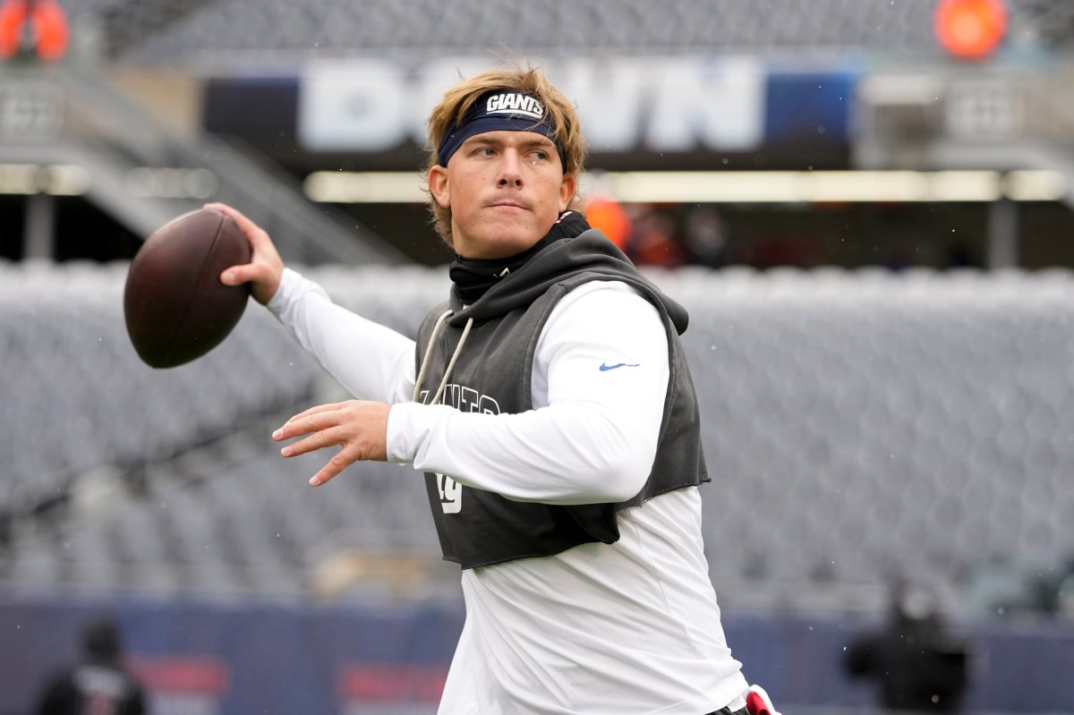 Giants Make Starting QB Decision Amid Jaxson Dart Injury - Newsweek