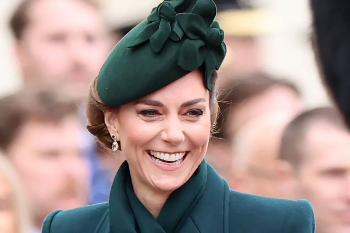 Public Standing in Respect for Princess Kate Compared to Meghan Online ...