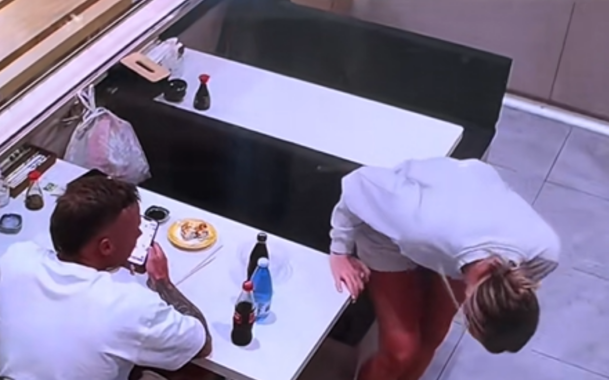 Woman Starts Choking, Sadly She’s With Friend Who Has ‘No Sense of ...