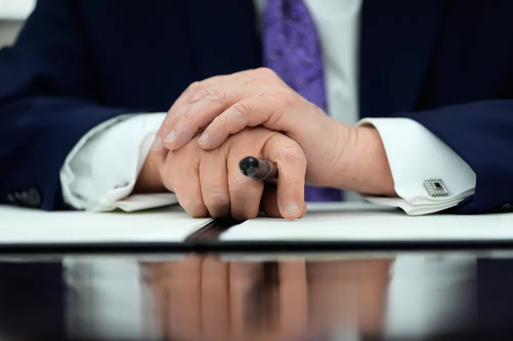 Photo of ‘Hole’ in Donald Trump’s Hand Comes Under Scrutiny - Newsweek