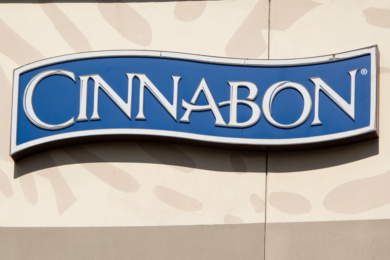 Cinnabon Responds to Viral Video of Worker Harassing Somali Couple ...
