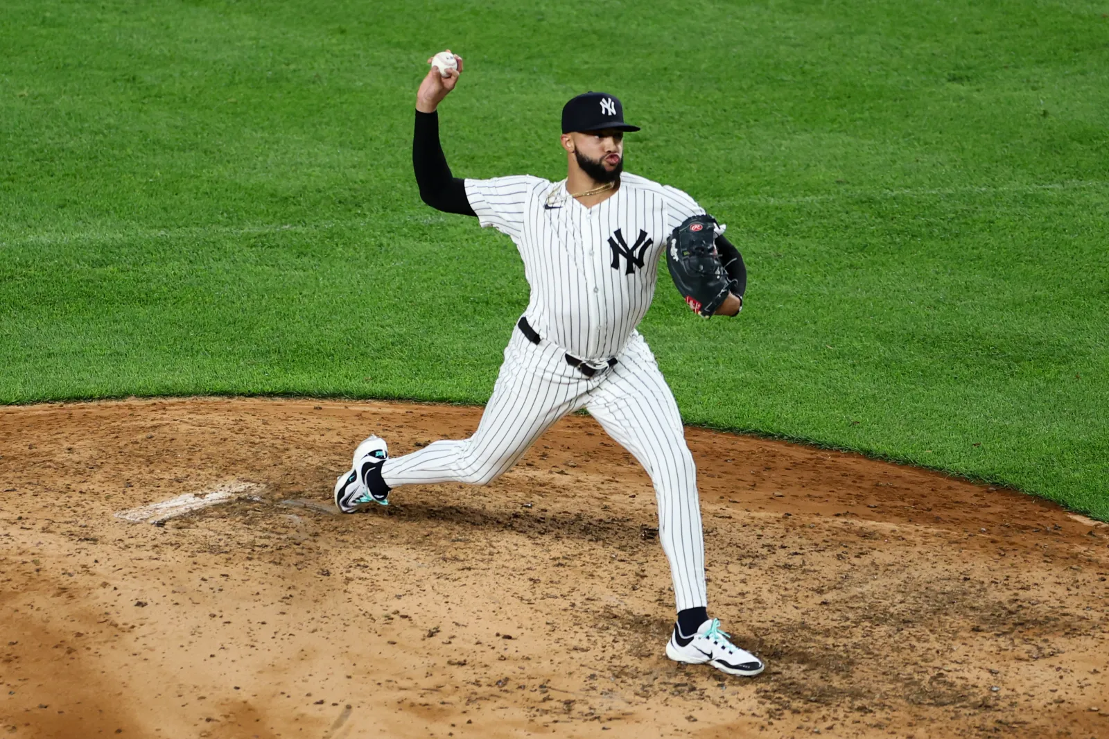 Insider Calls for Yankees to Steal Mets Pitcher After Losing Devin ...