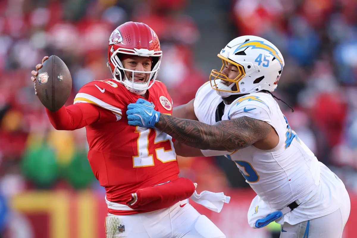 Chiefs Give Ominous Update on Patrick Mahomes’ Knee Injury - Newsweek