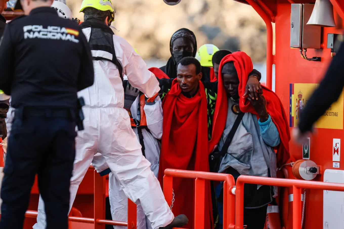 500,000 undocumented migrants to get legal status in Spain - Newsweek