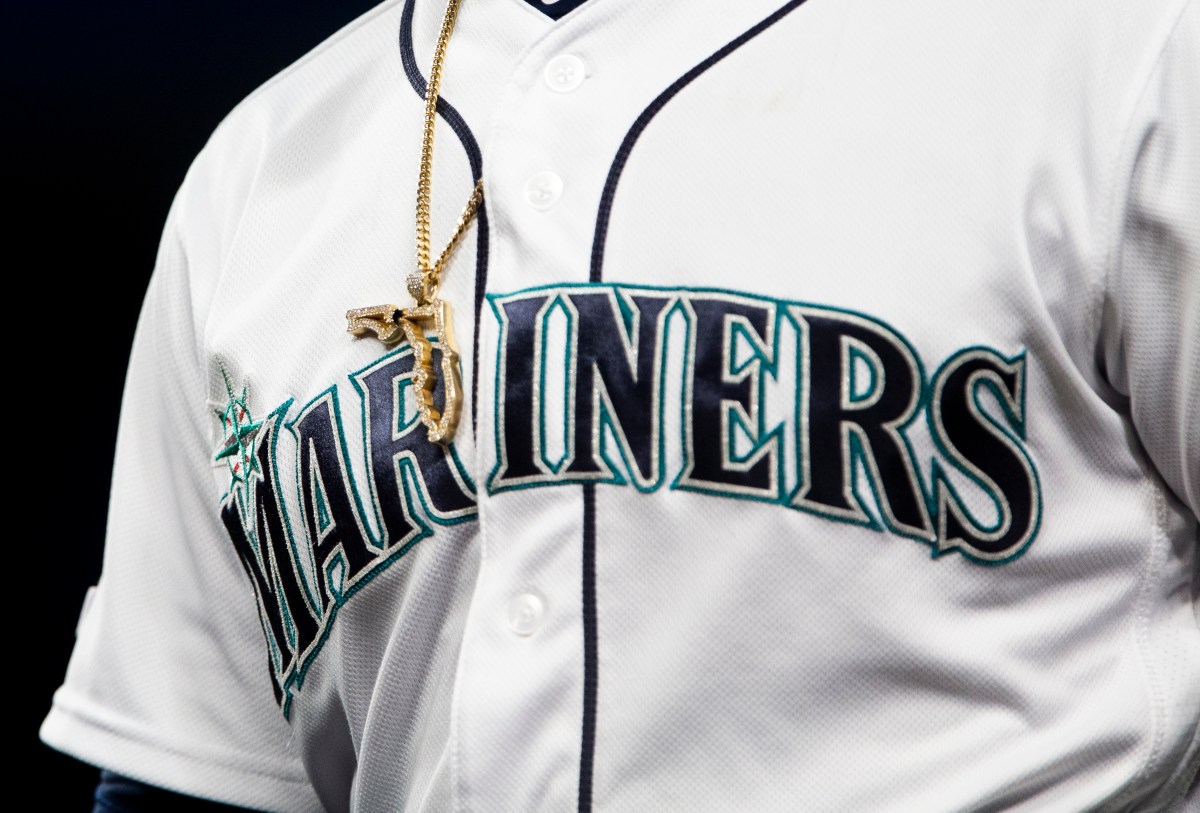 Mariners Sign 6-foot-6 Hurler Away from Phillies - Newsweek