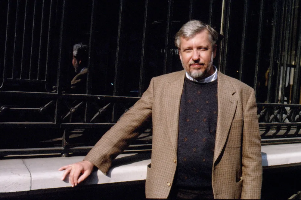 'Hyperion' author Daniel Simmons dead at 77 - Newsweek
