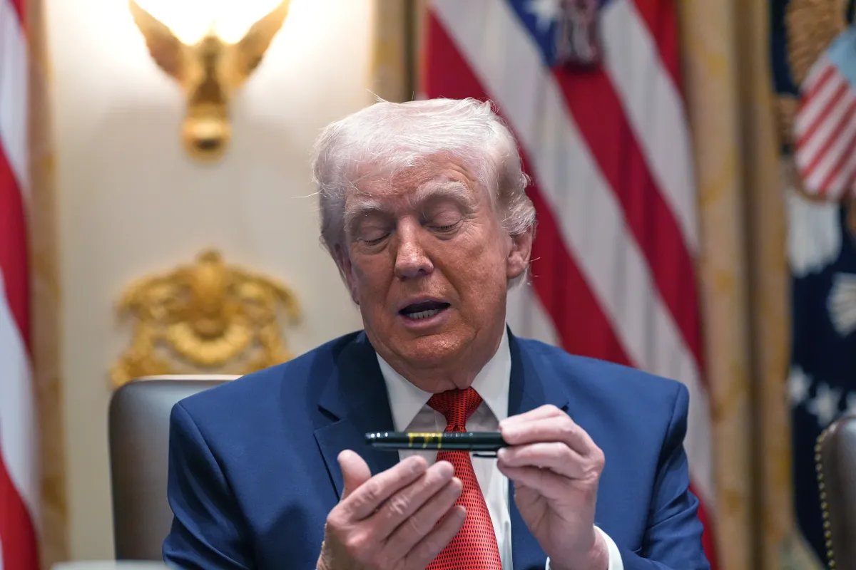 Donald Trump showcases custom Sharpie during Cabinet meeting - Newsweek
