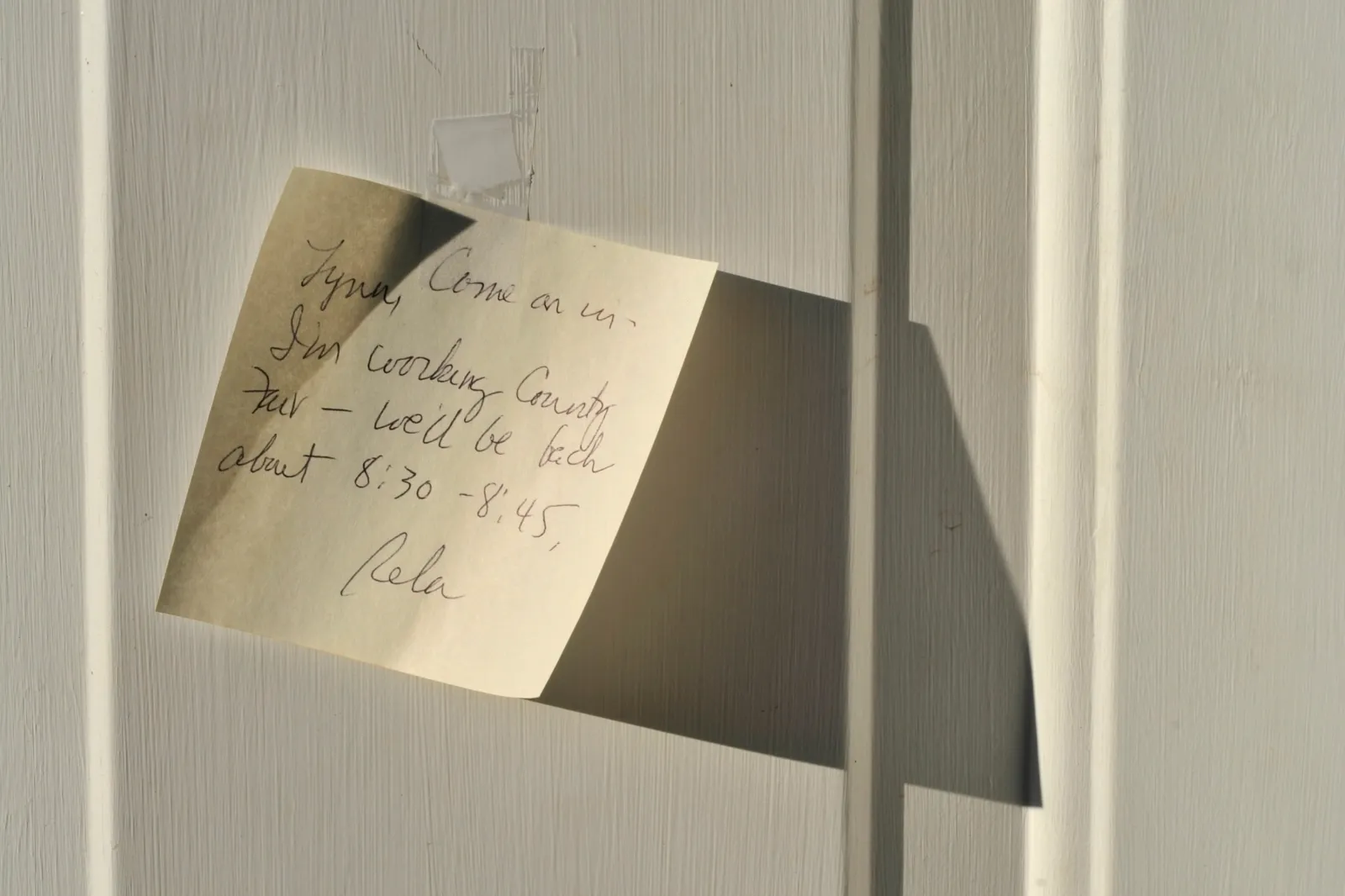 Neighbor Finds Angry Note Left in Lobby—Everyone Notices the Same ...
