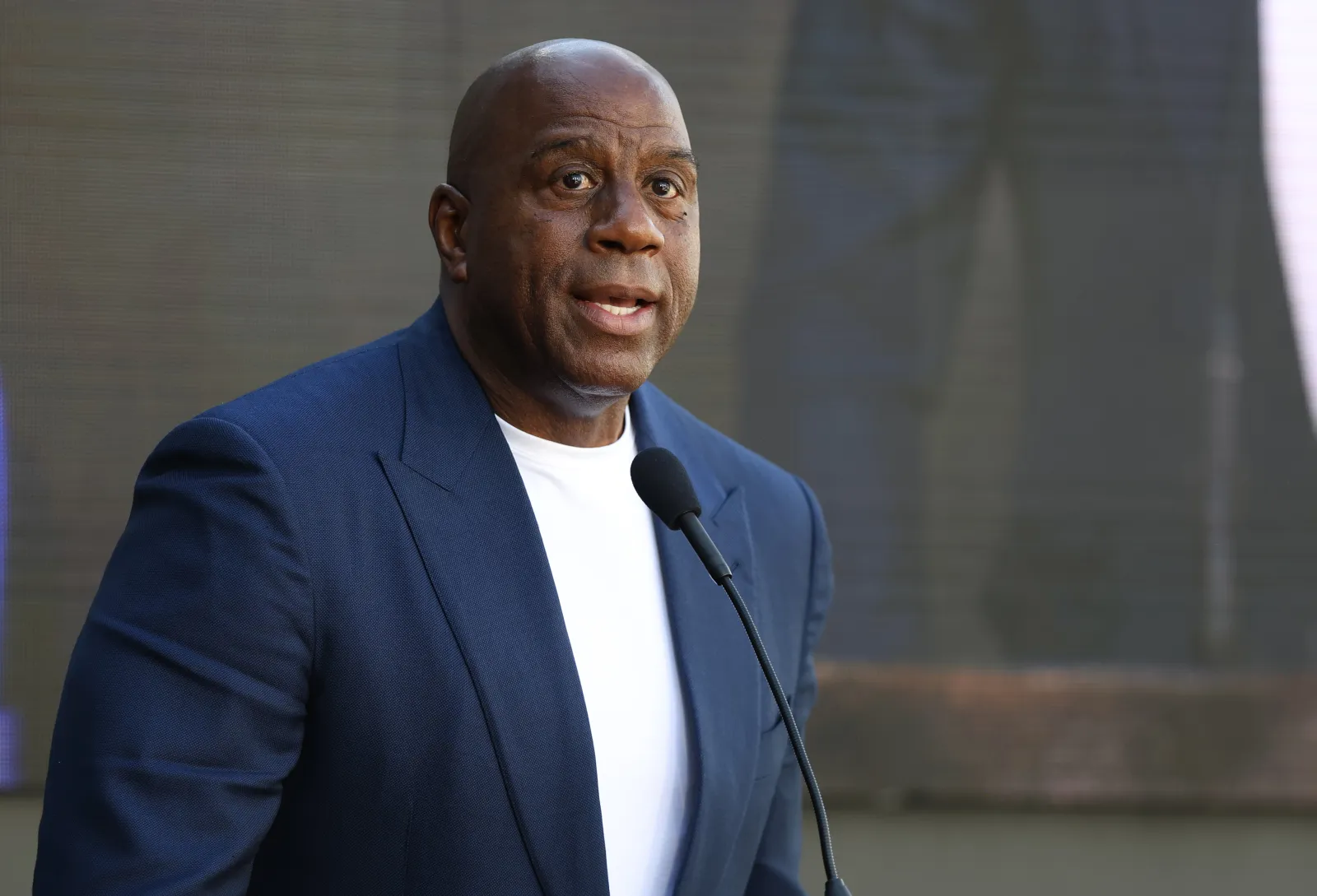 Magic Johnson Has Strong Reaction to Historic Michael Jordan News ...