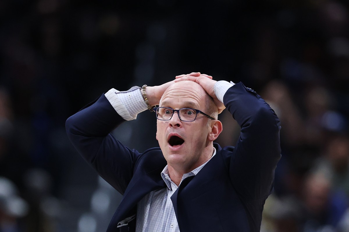 Dan Hurley’s Mom’s 3-Word Reaction to Braylon Mullins Shot Caught on ...
