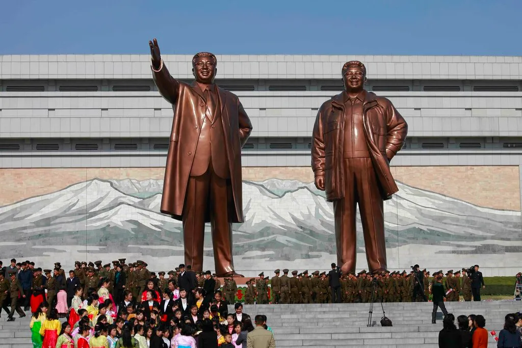 Donald Trump's gold statue sparks Kim Il Sung comparisons from critics ...
