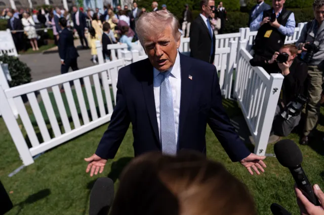 Donald Trump critics scrutinize new photos of president's hand - Newsweek