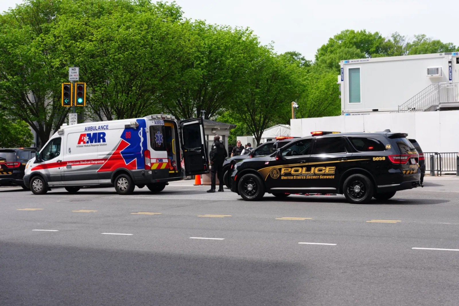 Secret Service responds after man tries to breech White House barrier ...