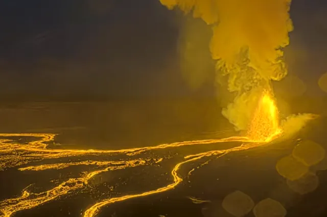 Video shows lava bursting from Hawaii's Kilauea volcano - Newsweek
