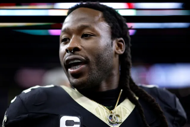 Alvin Kamara Fakes Injury at Savannah Bananas Game Amid Saints Trade ...